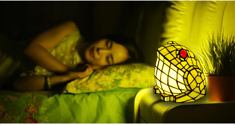 FUMAT Tiffany Style Stained Glass Frog Table Lamp
