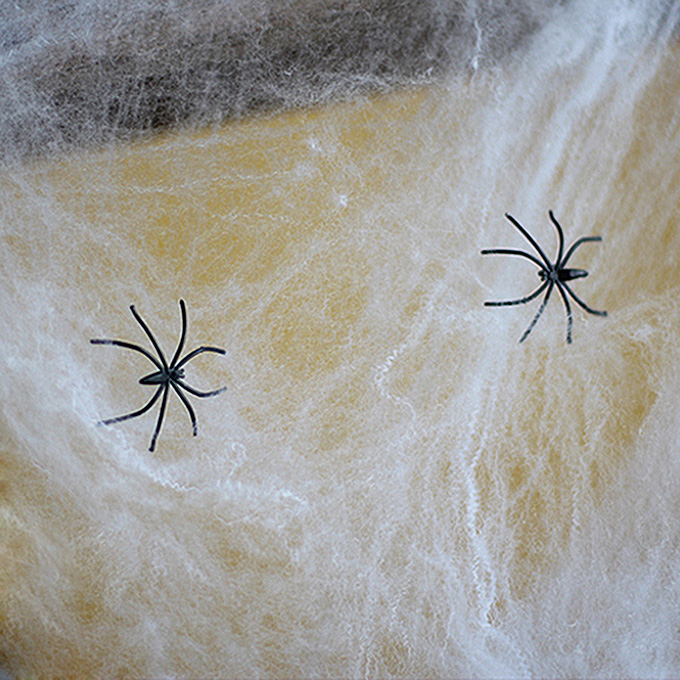 Stretchable Spiderwebs with Spiders for Halloween Decorations