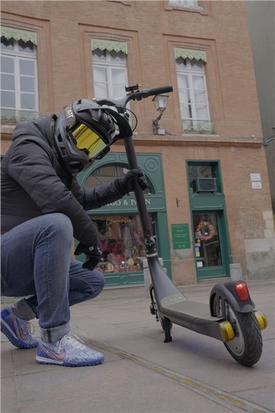 Atomi Alpha Electric Scooter 9 Inch 10Ah Peak 650W Motor 25Km/h Black